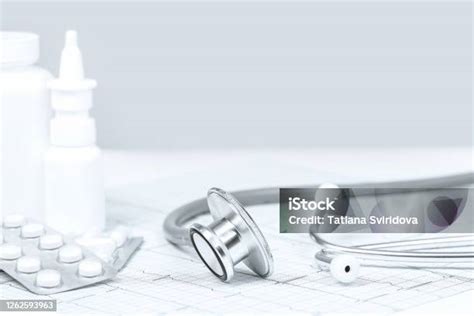テーブルの上の白い錠剤や丸薬の背景薬薬学 インフルエンザ菌のストックフォトや画像を多数ご用意 インフルエンザ菌 オピオイド