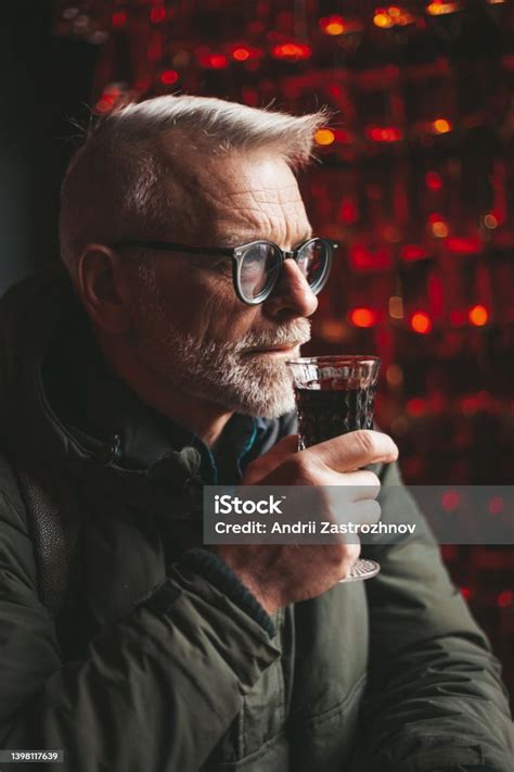 수염을 가진 성숙한 남자는 술집에서 술의 향기를 맡습니다 레드 와인 한 잔과 함께 술집에서 외로운 방문객 남자에 대한 스톡 사진 및 기타 이미지 Istock