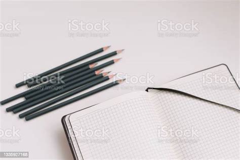 학교 개념으로 돌아가기 학교 및 사무 용품 흰색 배경에 노트북과 연필의 최고 보기 0명에 대한 스톡 사진 및 기타 이미지 0
