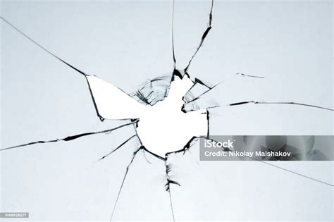 오래 된 깨진 유리입니다 흰색 배경에 창문에 구멍이 생겼습니다 디자인을 위한 질감 깨짐에 대한 스톡 사진 및 기타 이미지 깨짐 부서진 유리 부서짐 Istock