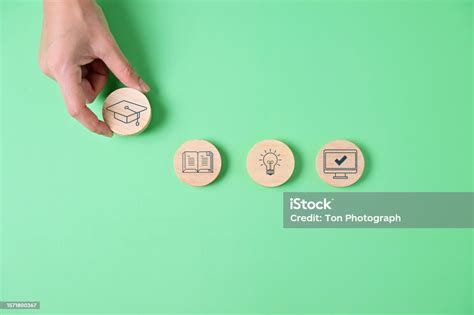 교육 개념이 있는 돋보기 졸업 모자를 쓴 사람들 지식과 학습 대학 또는 고등학교 금융에 대한 스톡 사진 및 기타 이미지 금융 대학생 오솔길 Istock