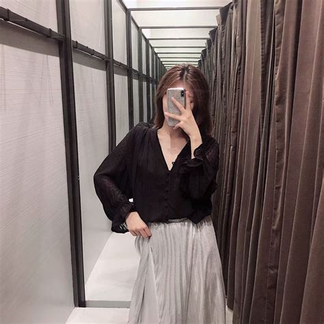 Badu Bg Дамска блуза с дълбоко V образно деколте в черен цвят Badu Bg