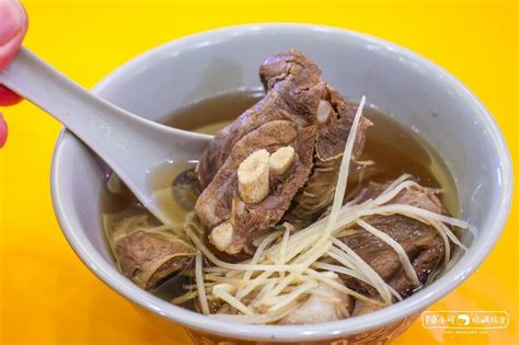 像一座小山的羊肉炒麵只要100元，份量豪邁太誇張！營業到凌晨一點可以當宵夜美食walkerland窩客島