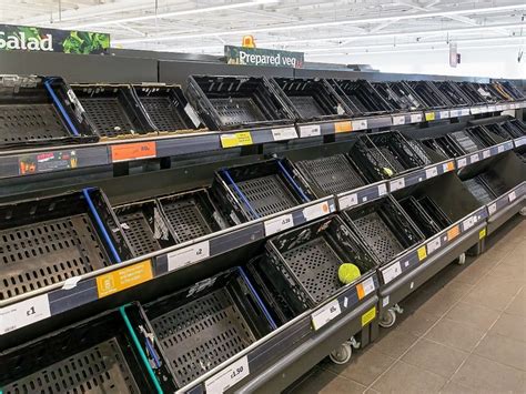 Tu półki w sklepach spożywczych są puste z 3 powodów związanych z pandemią Czy nam też to grozi