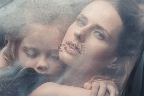 带着白面纱拥抱着亲生女儿高清图片下载 正版图片502667101 摄图网