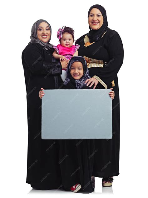 Retrato De Familia Musulmana Y Espacio De Afiches Con Niños Madre Y