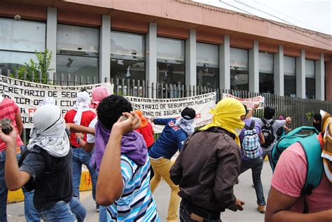 Normalistas De Ayotzinapa Causan Destrozos En El Congreso De Guerrero