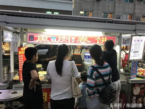 東北小吃街里的食物琳琅滿目唯獨買烤冷麵人最多 每日頭條