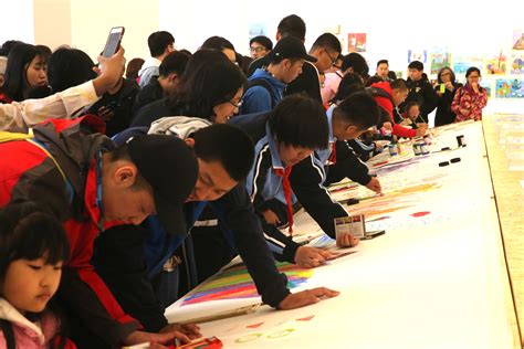 世界孤独症关注日 灯塔 平行世界国际孤独症儿童公益绘画展开幕 中国少年儿童文化艺术基金会