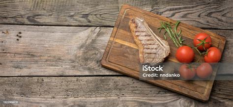 나무 도마에 튀긴 쇠고기 스테이크 뉴욕 스트리플로인 도미 드물다 0명에 대한 스톡 사진 및 기타 이미지 0명 갈색 고기 Istock