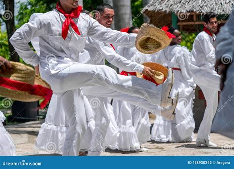 Dancers Dancing Son Jarocho La Bamba Folk Dance Editorial Image Image Of Guayabera