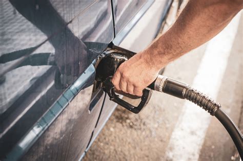 연료 주유소 에서 연료로 자동차 차량 연료 를 급유 탱크에 가솔린 디젤 가스 펌프 총을 채우기 교통 및 차량 유지 보수의 소유권 개념 가격에 대한 스톡 사진 및 기타 이미지