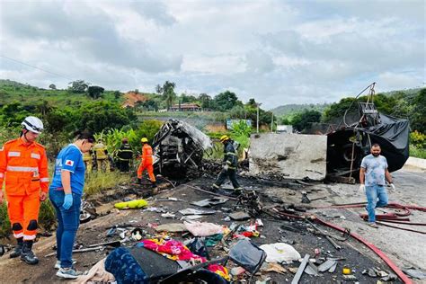 Acidente Com ônibus E Carreta Deixa Mortos No Interior De Minas Gerais