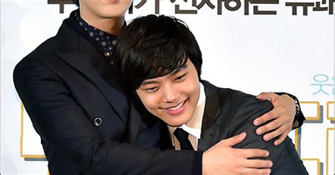 Md포토 여진구 윤시윤이형 품에 안겨~