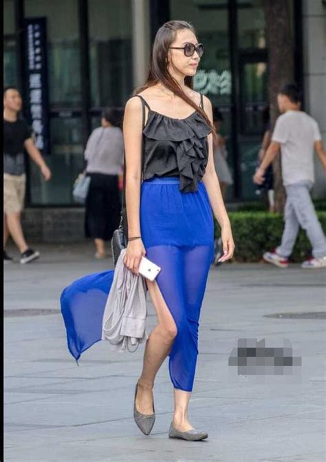 屯身材苗條的藍裙長發美女風中搖曳 每日頭條