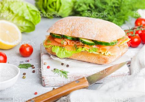화이트 스톤 배경에 양상추와 오이를 가진 신선한 건강 한 연어 샌드위치 빈티지 마에 보드 아침 식사 간식 신선한 토마토 딜 레몬 마와 나이프 0명에 대한 스톡 사진 및 기타