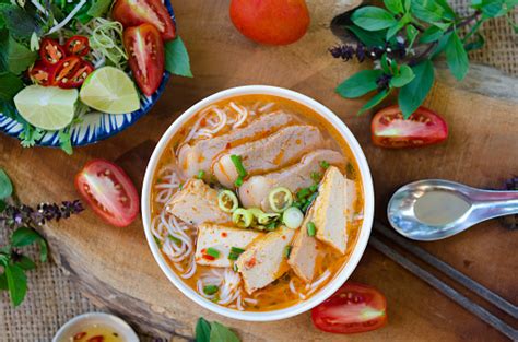 롤빵 Riêu베트남 국수 수프 토마토 국물 새우 게와 붙여넣기 타마린드 및 계란 게에 대한 스톡 사진 및 기타 이미지 게