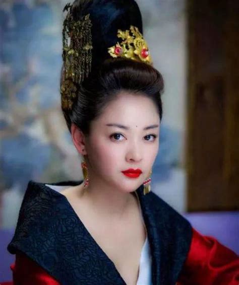為娶小8歲的楊若兮，他淨身出戶，如今前妻復出變得更加美 每日頭條