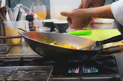 요리사 부엌 스토브 Pan 난로에 레스토랑 주방에서 요리사에 프라이팬에 화 염으로 요리 하 고 음식에 Flambe 고기에 대한 스톡 사진 및 기타 이미지 Istock