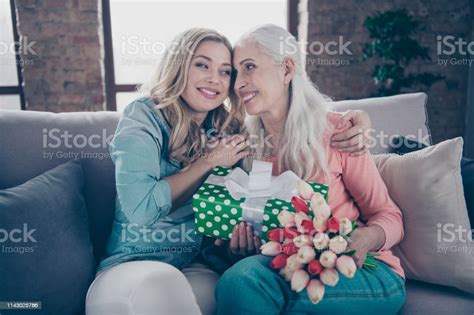 클로즈업 사진 두 사람 그녀는 그녀의 숙 녀 할머니 손자를 방문 생일 파티 모델명 신선한 꽃을 너무 기 뻐 포옹 껴 안고 캐주얼