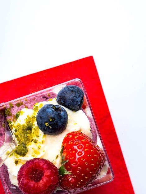 Sobremesa Deliciosa De Verão Com Sorvete De Iogurte Frutas Nozes Sorbet Isolado Foto Premium