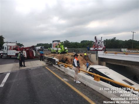 Autobús de turismo se accidenta en la carretera La Tinaja Acayucan Centinela Veracruz