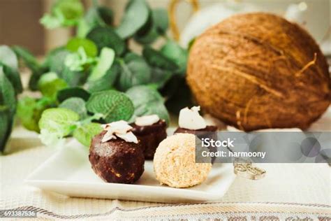 수 제 생 초콜릿 사탕 현상금 라파엘로 Nhealthy 채식 디저트입니다 건강 한 생활과 원시 음식 0명에 대한 스톡 사진 및