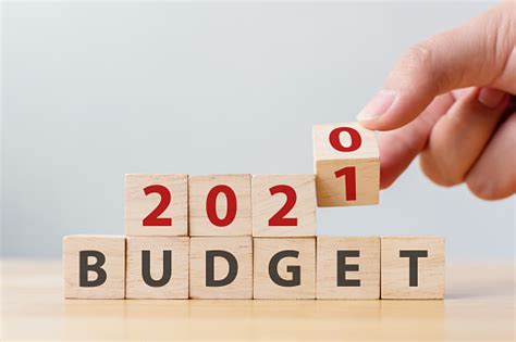 연간 2020년에서 2021년 예산 재무 관리 개념을 변경합니다 단어 예산 나무 큐브 블록 2020년에 대한 스톡 사진 및 기타