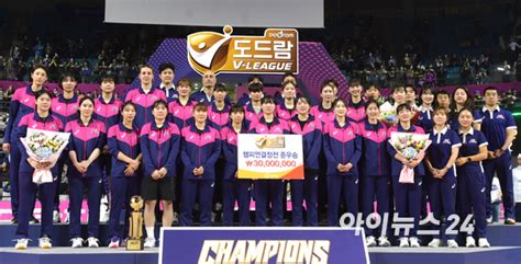[포토]챔프전 준우승 시상식 갖는 흥국생명