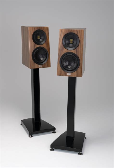 Elac 「concentro S503」は、jetトゥイーター搭載の同軸3ウェイスピーカー。指向性制御リングが、音の密度感などを変える