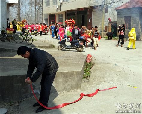 二月初二潜江草把龙抬头 民众焚香拜土地爷 新闻中心 中国网