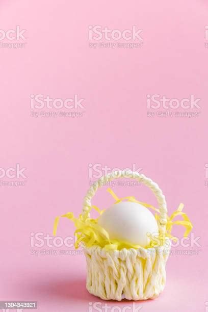 분홍색 배경에 작은 고리버들 바구니에 흰색 부활절 달걀 축제 배너 인사말 카드 수직 복사 공간 4월에 대한 스톡 사진 및 기타 이미지 Istock