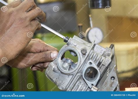Operator Setup Tool And Setting Tool Zero Position Of Cnc Turning
