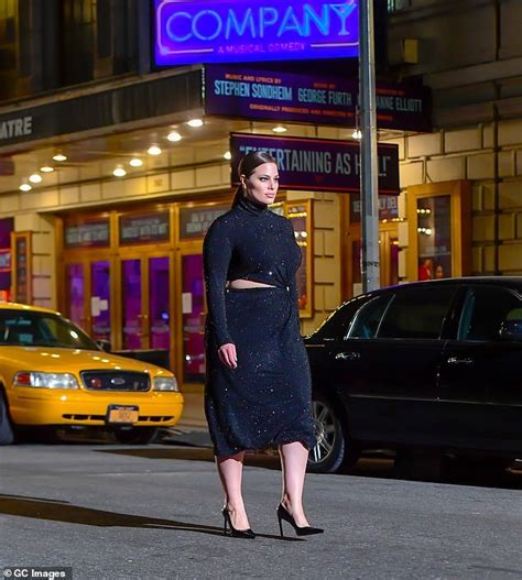 Ashley Graham Diện đầm Bó Trong Buổi Trình Diễn Ngoài Trời Của Michael Kors