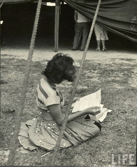 22 Amazing Vintage Photographs That Capture Daily Life Of Circus Girls