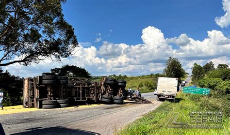 ColisÃo Entre Dois Carros E Carreta Deixa Duas Pessoas Feridas Em