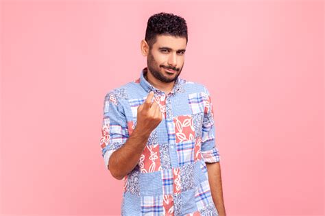 여기로 오세요 어두운 머리와 수염을 가진 장난 행복한 젊은 성인 남자의 초상화는 손가락 제스처로 전화 캐주얼 블루 셔츠에 와서 초대 남자에 대한 스톡 사진 및 기타 이미지