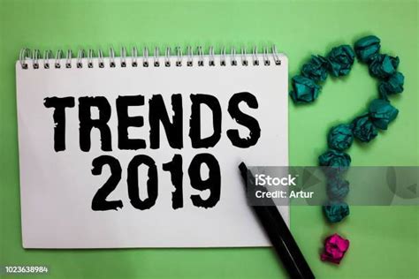 단어 쓰기 텍스트 동향 2019 다가오는 년 일반적인 경향이 널리 논의 온라인 노트북 표식에 대 한 비즈니스 개념 구겨진 종이