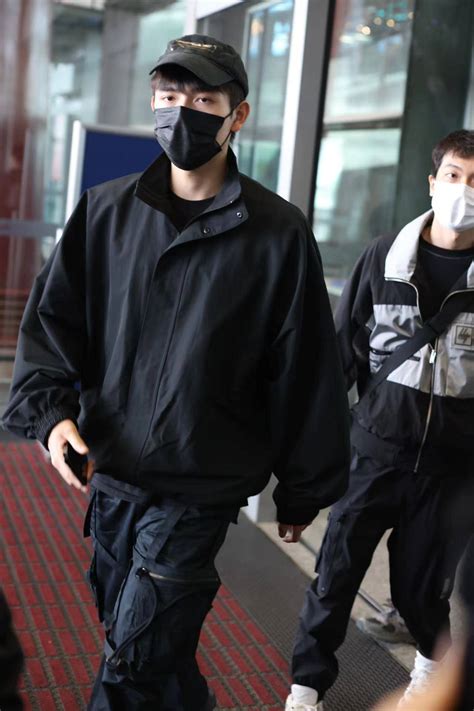 陈飞宇穿一身黑酷帅十足 肩膀宽阔身材挺拔 搜狐大视野 搜狐新闻