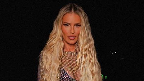Yasmin Brunet Usa Vestido Com Transparência E Biquíni Mínimo Em Noite
