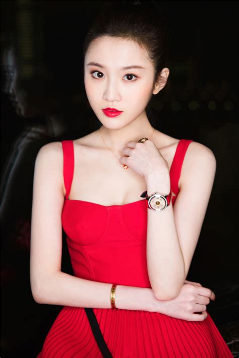 张慧雯被称 校花颜” 娇俏红裙吸睛