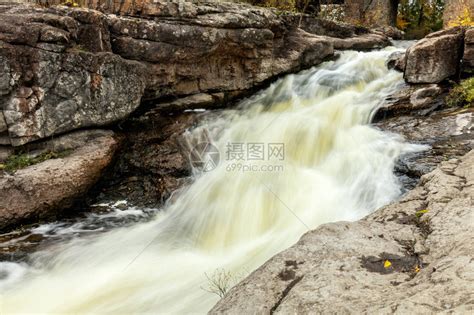 强大的山区河流关闭水晶流过长满苔藓的巨石和岩石深色复古色调过滤器乌克兰HirskyiTikych河上的B高清图片下载 正版图片