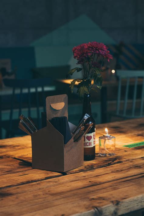 갈색 나무 테이블에 병 옆에 갈색 상자 사진 Unsplash의 무료 꽃병 이미지
