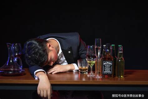 长期喝酒的人，最怕出现六种症状，如果出现，提醒你别 玩命”了疾病伤害酒精性