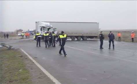 UPDATE Accident grav între un autocar cu 18 muncitori români și un