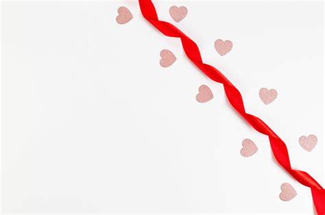 흰색 배경에 빨간 리본과 분홍색 반짝이 하트의 평면도 발렌타인 데이 사랑 반짝이는 압연 직물 실크 새틴 소재 0명에 대한 스톡 사진 및 기타 이미지 Istock