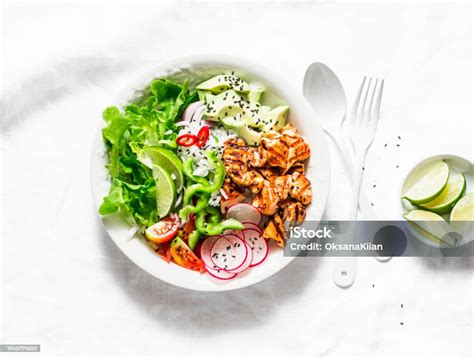 코코넛 밥 구운된 연어와 야채 부처님 그릇 건강 한 점심쌀 붉은 생선 샐러드 아보카도 무 토마토 밝은 배경에 평면도 간장에 대한 스톡 사진 및 기타 이미지 Istock