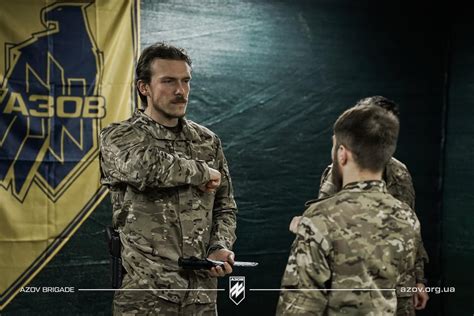 Командир полка Азов Прокопенко наградил воинов именными ножами
