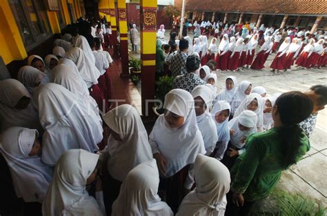 HARI PERTAMA MASUK SEKOLAH ANTARA Foto