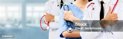 헬스케어 사람들 그룹 다른 의사 간호사 및 외과 의사와 병원 사무실 이나 클리닉에서 근무 하는 전문 의사 의료 기술 연구소 및 의사 직원 서비스 개념 간호사에 대한 스톡